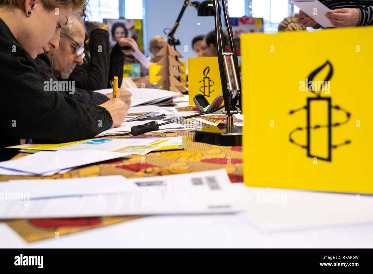 Amnesty international logo hi-res stock photography and images - Alamy