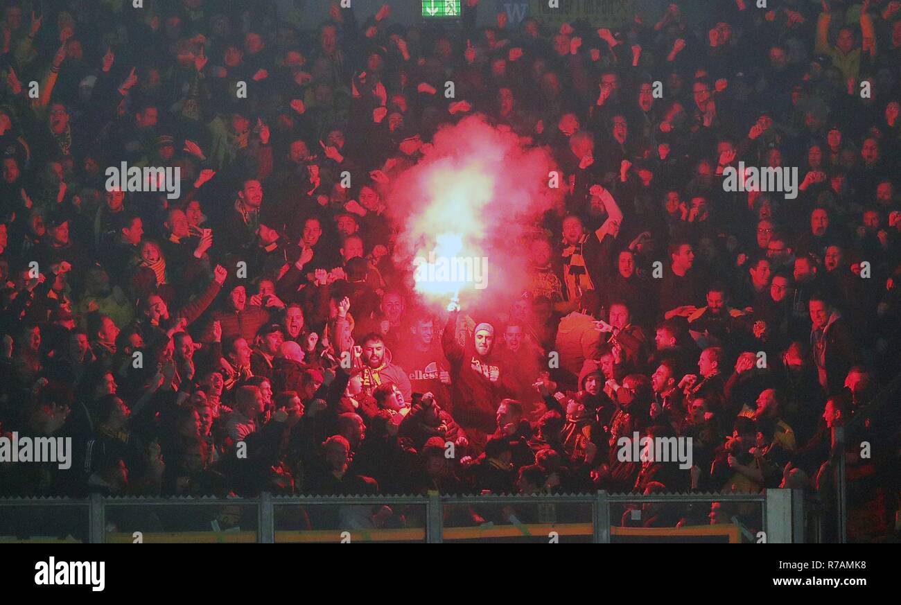 Pyro bengalo bengalos hi-res stock photography and images - Alamy