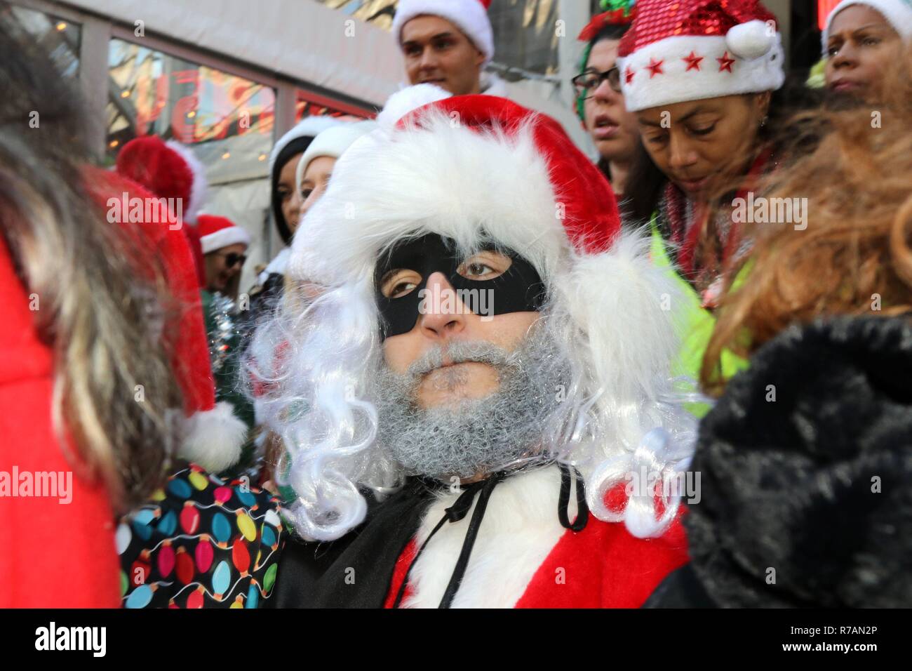 New York, USA. 8th Dec, 2018. Santa Con, the city-wide annual bar crawl ...