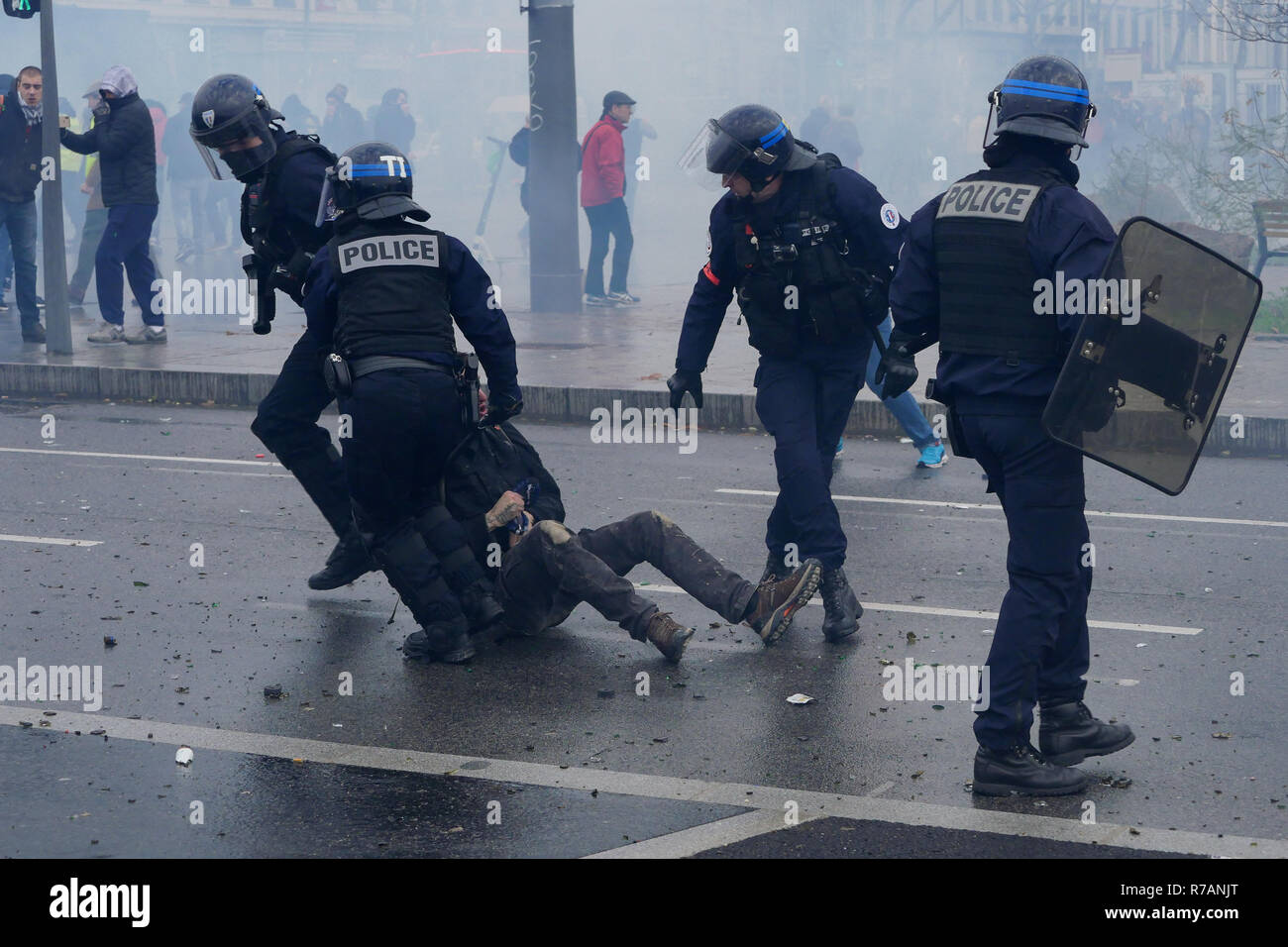 Lyon, France. 8th Dec 2018. As yellow jackets wanted to take the street ...