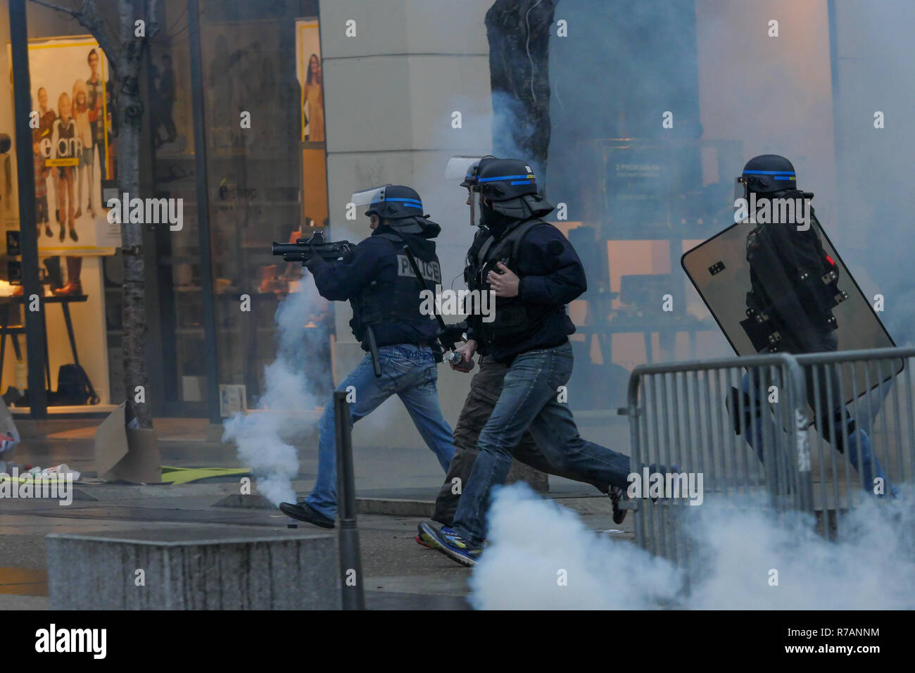 Lyon, France. 8th Dec 2018. As yellow jackets wanted to take the street ...