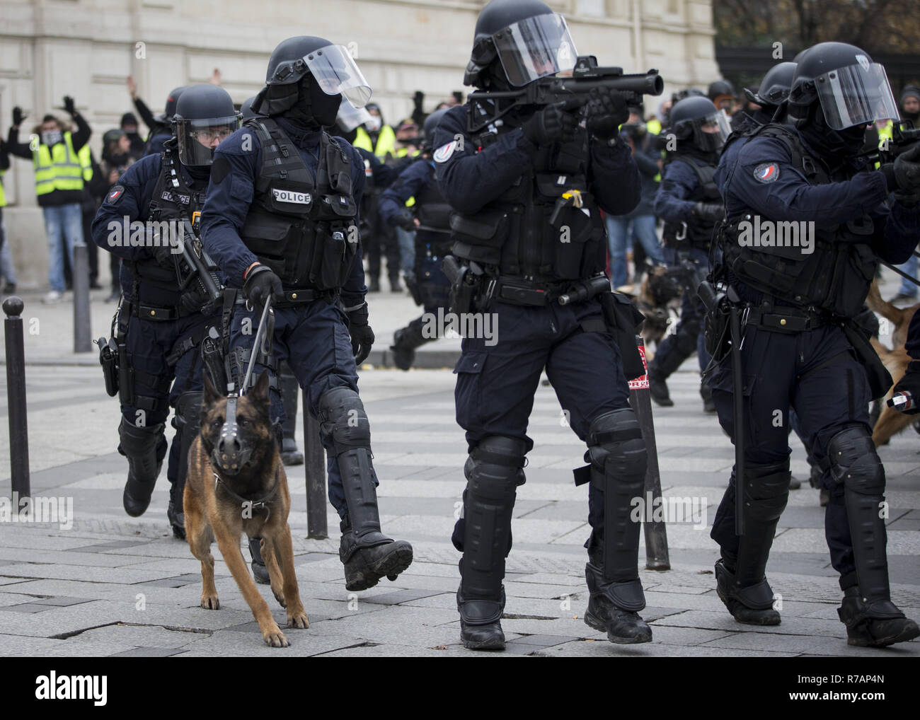 French crs riot police officers hi-res stock photography and images - Alamy