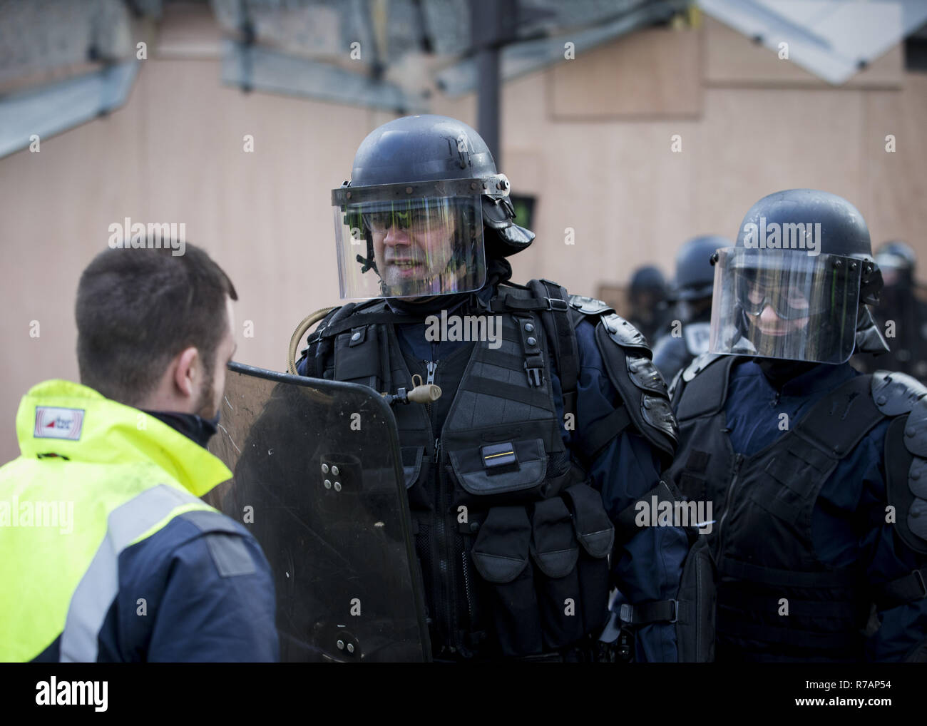 French crs riot police officers hi-res stock photography and images - Alamy