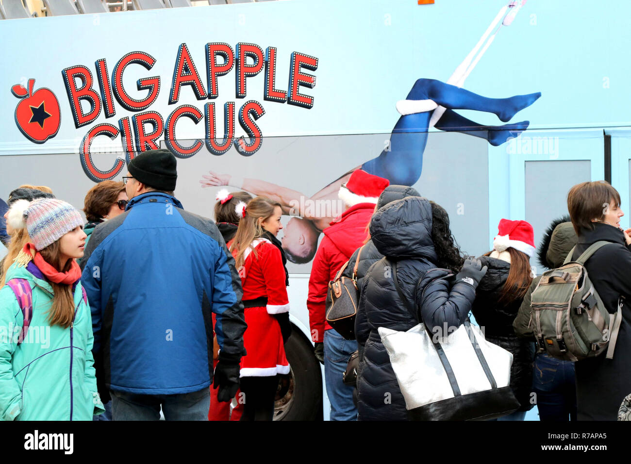 New York, USA. 8th Dec, 2018. Santa Con, the city-wide annual bar crawl ...