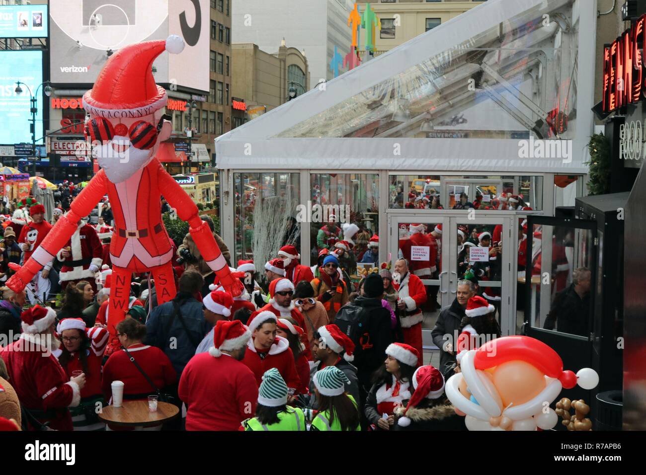 New York, USA. 8th Dec, 2018. Santa Con, the city-wide annual bar crawl ...