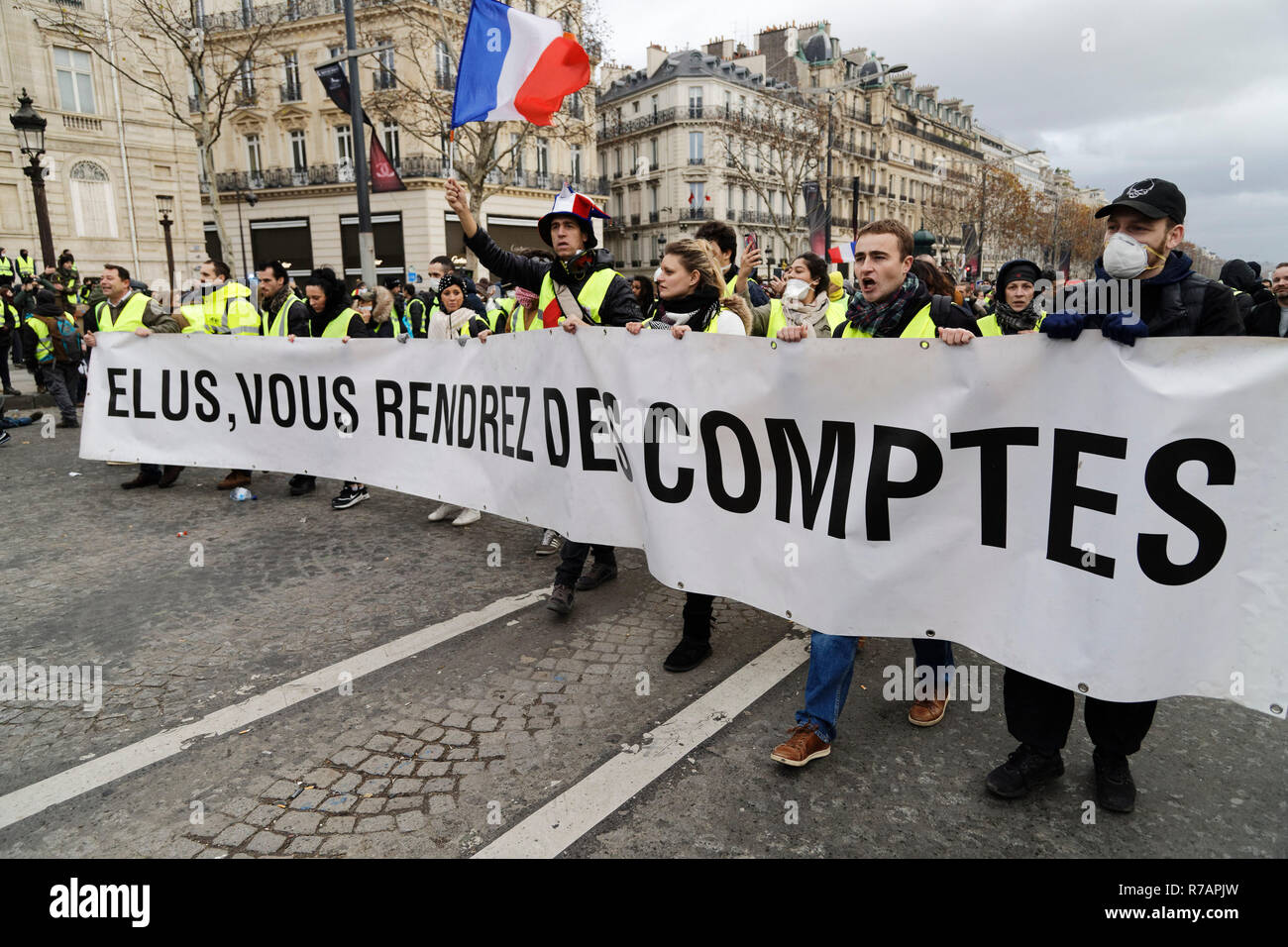 Paris, France. 8th Dec, 2018. The yellow vests invest the Champs ...