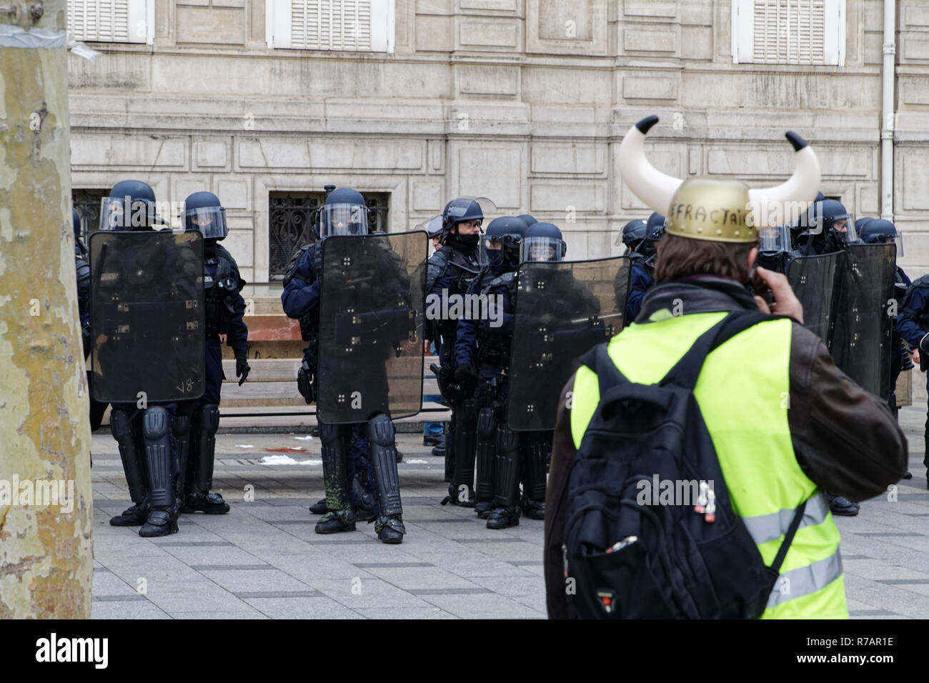 Paris, France. 8th Dec, 2018. The yellow vests invest the Champs ...