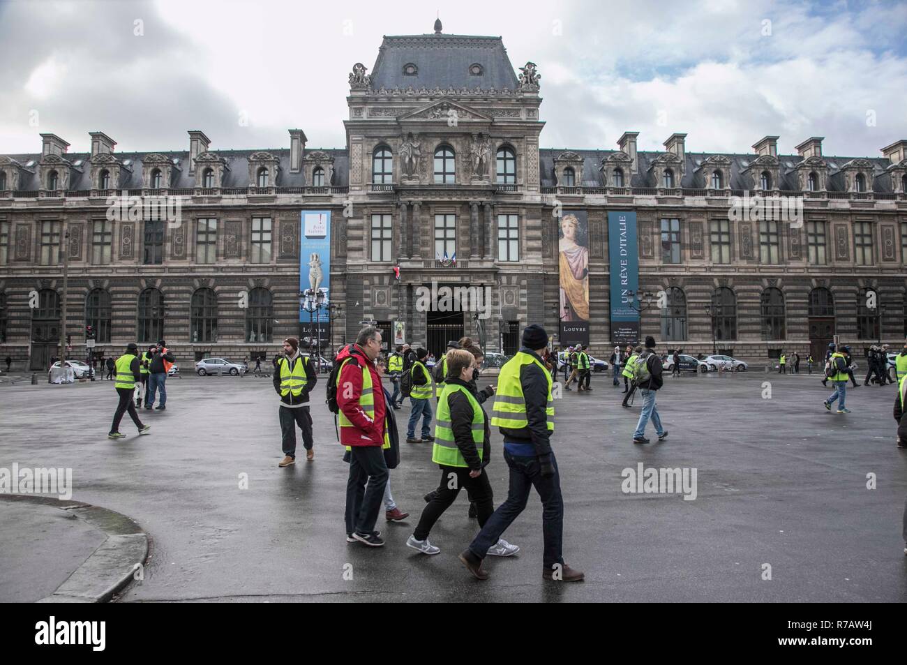 Paris, France. 8th Dec 2018. Yellow Vest protesters seen in front of ...