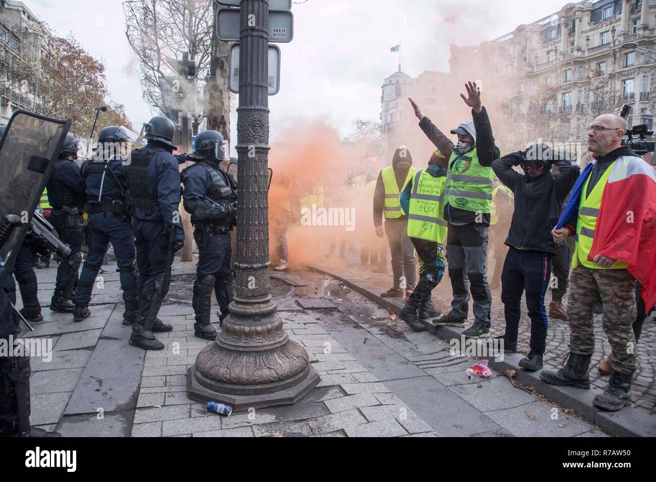 Crs french riot police force hi-res stock photography and images - Alamy