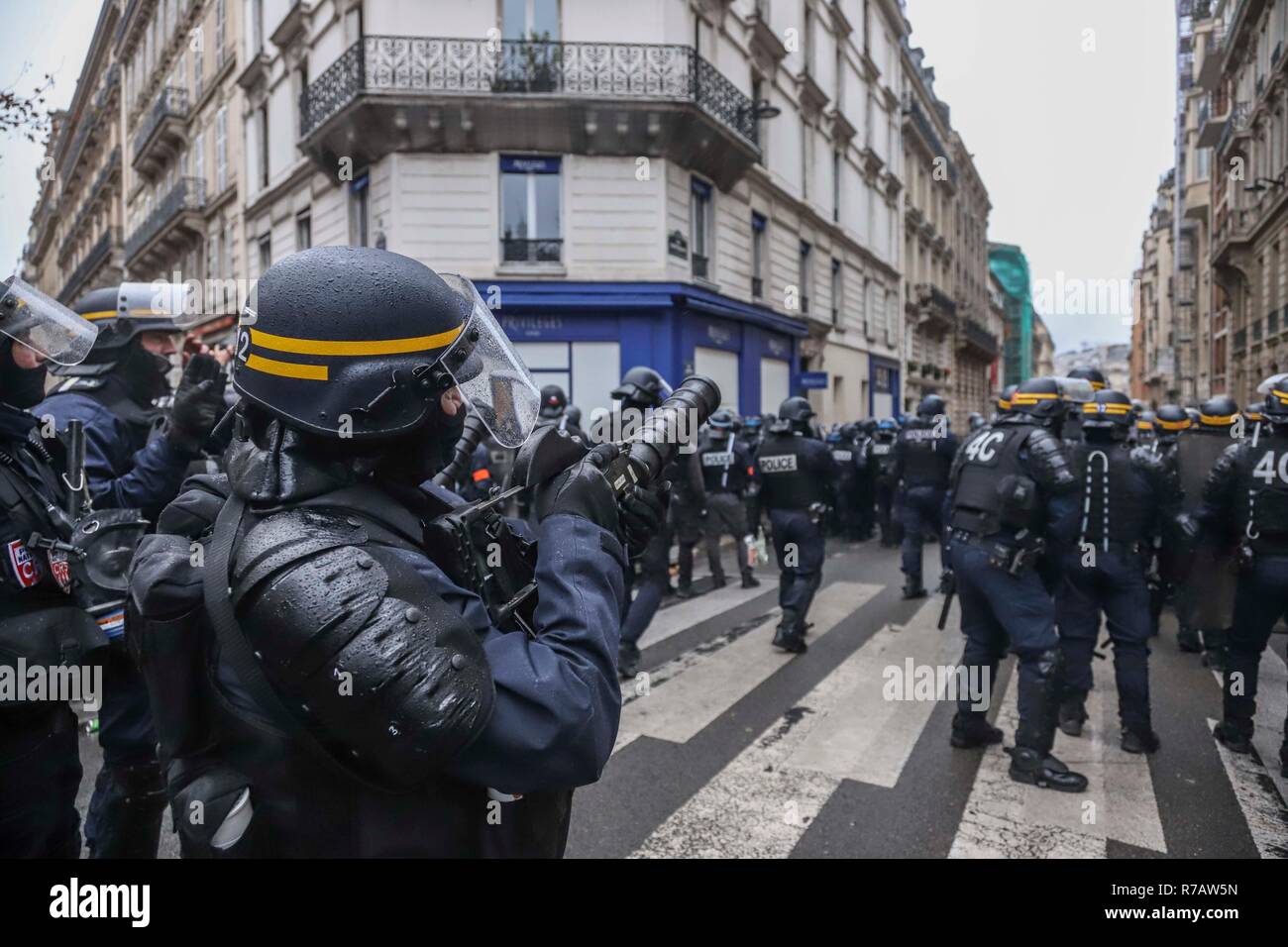 Crs french riot police force hi-res stock photography and images - Alamy