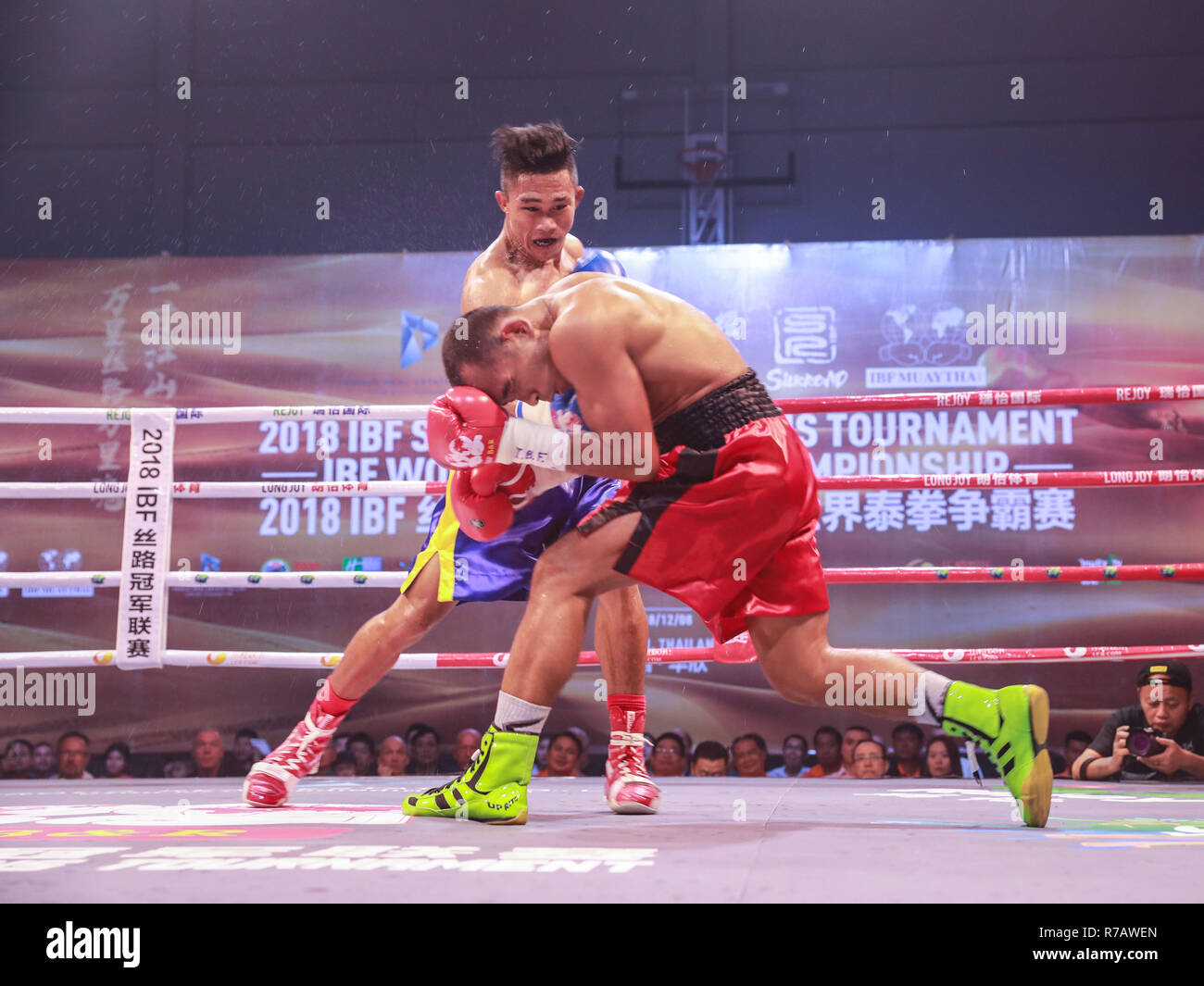 Hua Hin, Thailand. 8th Dec, 2018. Pipat Chaiporn of Thailand fights with Eugene Lagos of the ...