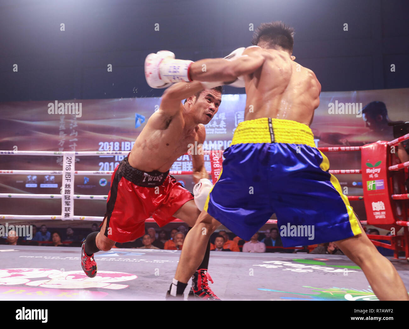 Hua Hin, Thailand. 8th Dec, 2018. Sukpraserd Ponpitak (L) of Thailand fights with Joseph Ambo of ...