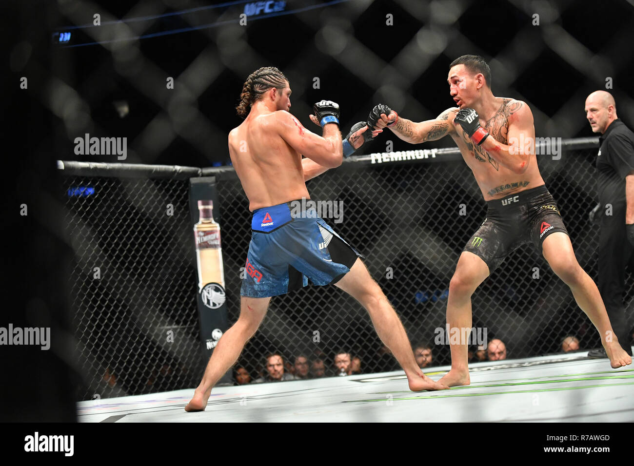 Ontario, Canada. 9th Dec 2018. Featherweight BRIAN ORTEGA against MAX ...