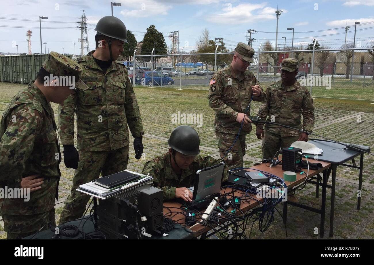 Members of the Japanese Ground Self-Defense Force (JGSDF) and U.S. Army ...