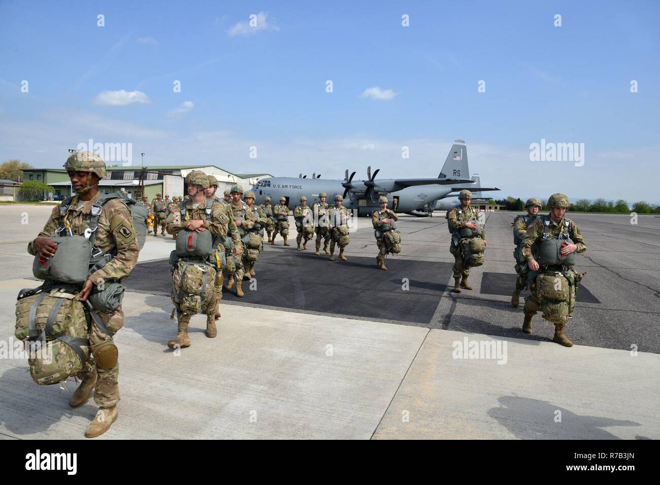 U.S. Army paratroopers assigned to the 173rd Brigade Support Battalion ...