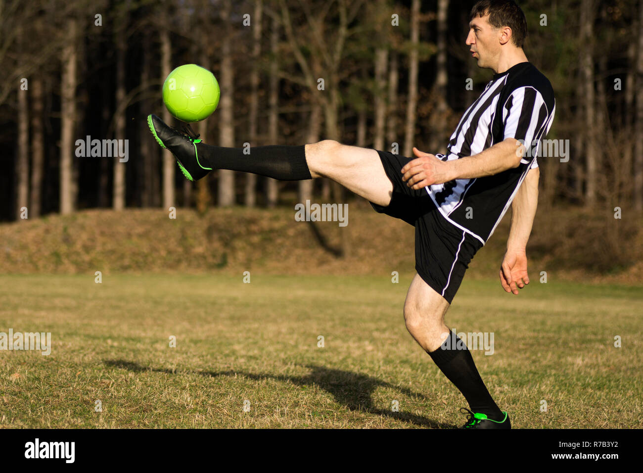 Footballers playing football hi-res stock photography and images - Alamy