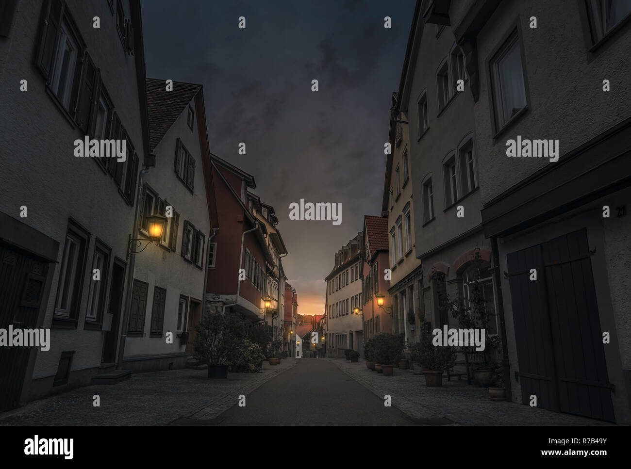 Empty road between houses night hi-res stock photography and images - Alamy