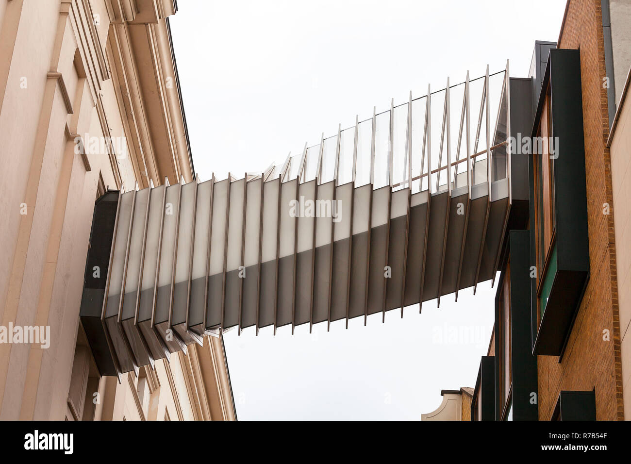 Sky bridge connects the Royal Ballet School to the Royal Opera House ...