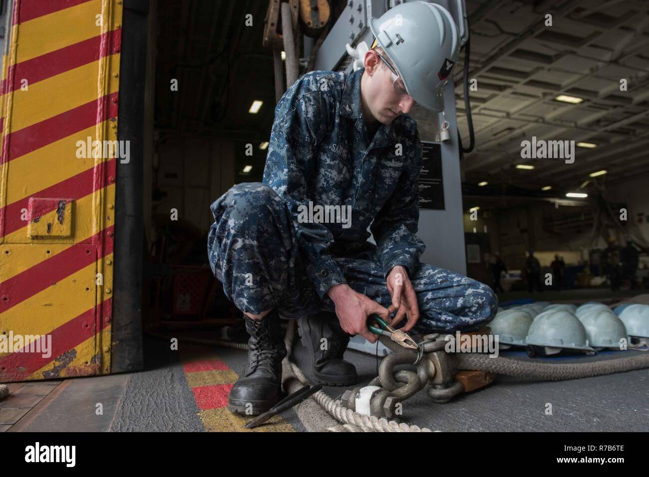 Pulley systems hi-res stock photography and images - Alamy