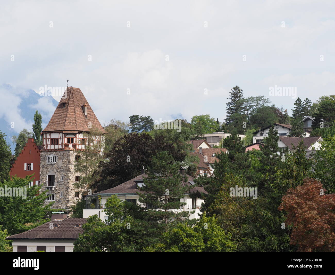 Mountainside luxury home view hi-res stock photography and images - Alamy