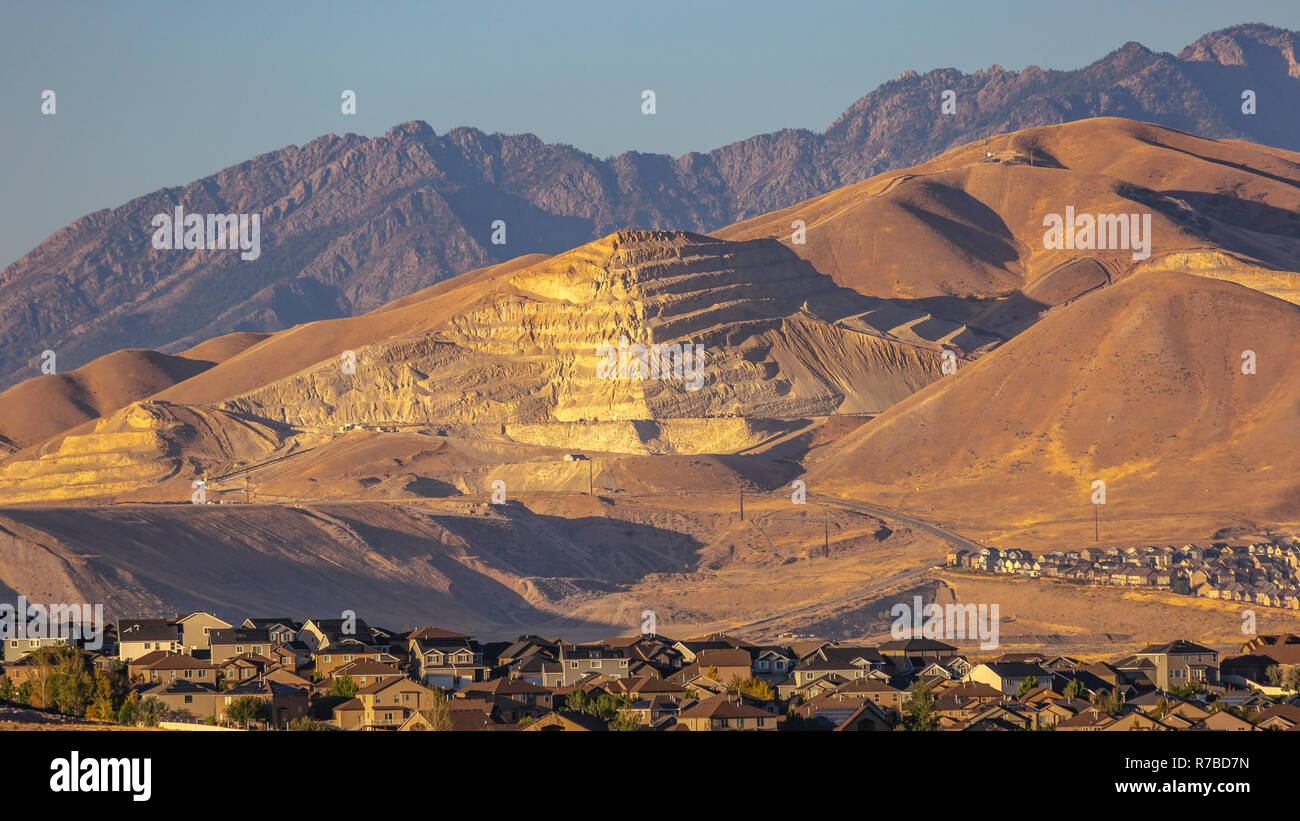 Utah Valley with homes and striking mountains Stock Photo - Alamy