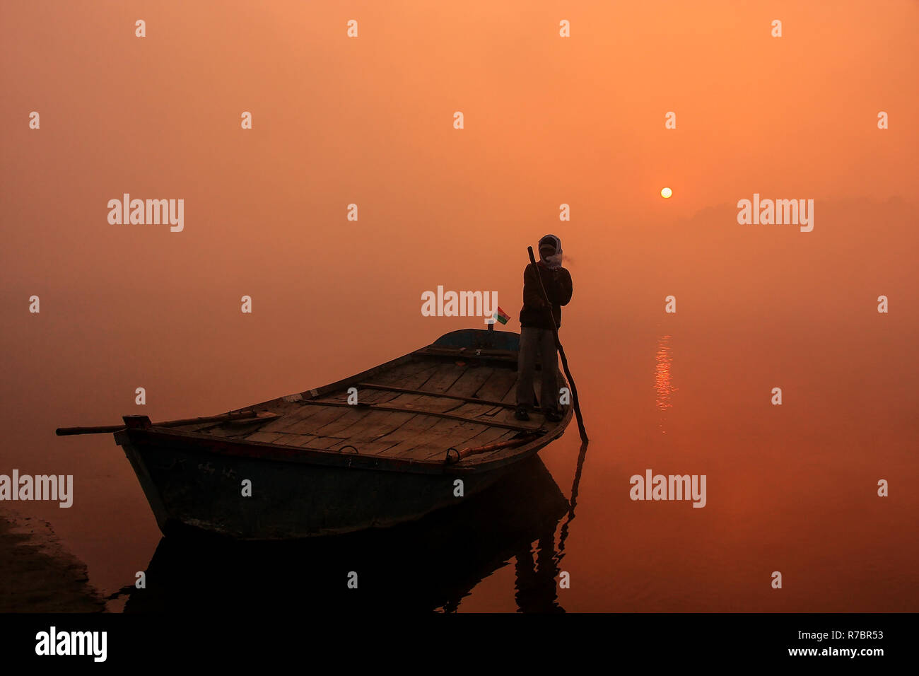 Indian man boatman rowing boat hi-res stock photography and images - Alamy