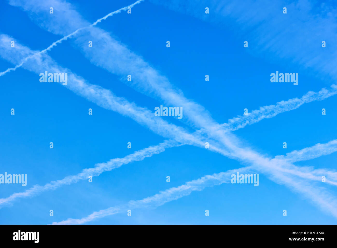 Crossing jet trails hi-res stock photography and images - Alamy