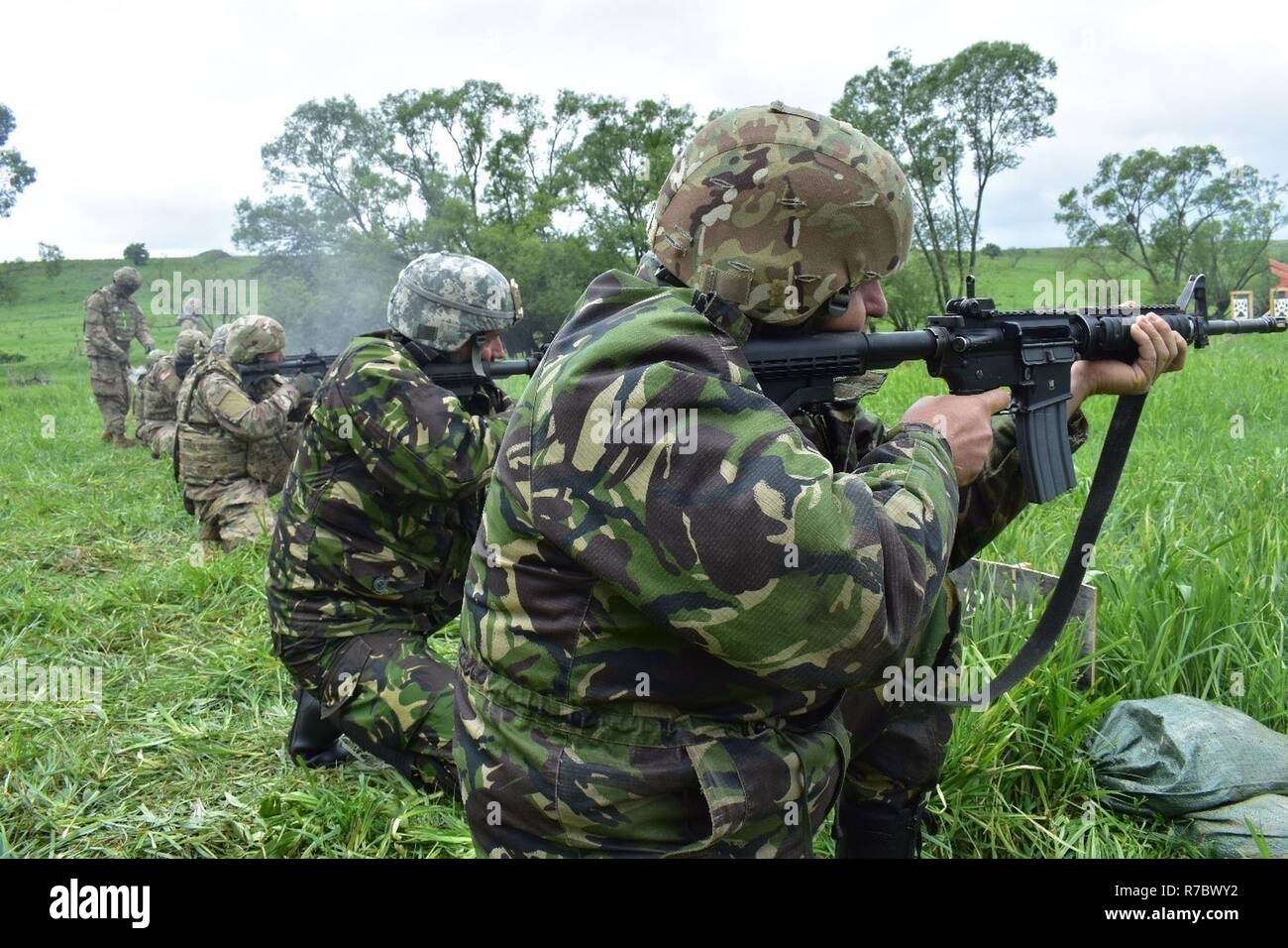 Soldiers from the Romanian 136th Engineer Battalion, 10th Engineer ...