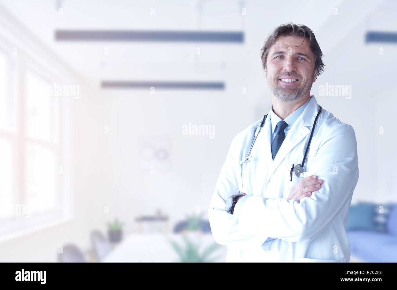 Portrait of senior doctor smilling in medical office Stock Photo - Alamy