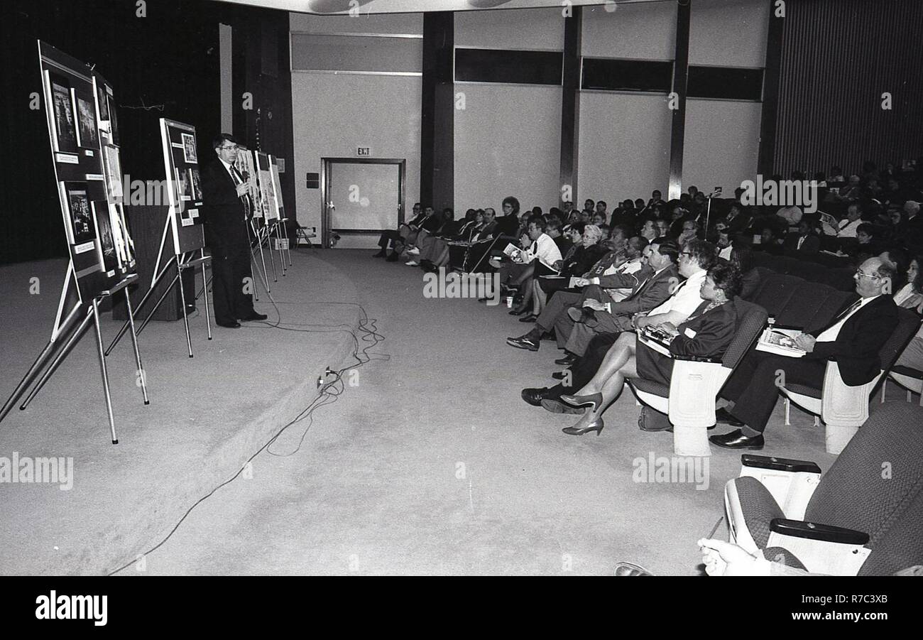 man teaching class Stock Photo - Alamy