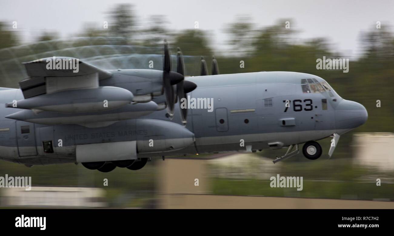 Marine Aerial Refueler Transport Squadron (VMGR) 152 conducts flight ...