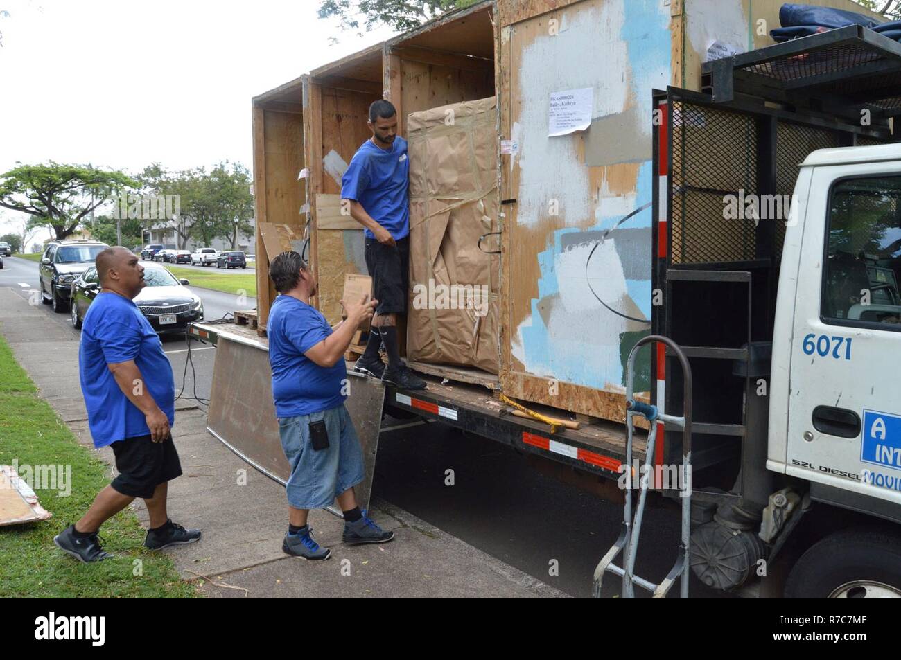 WHEELER ARMY AIRFIELD — Movers unpack 1st Lt. Kathryn Bailey's ...