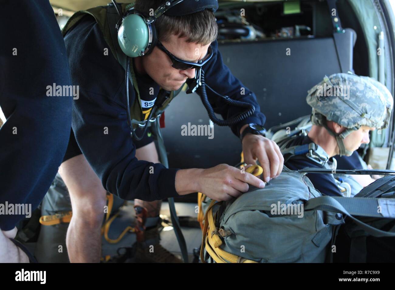 Army parachutists static line hi-res stock photography and images - Alamy