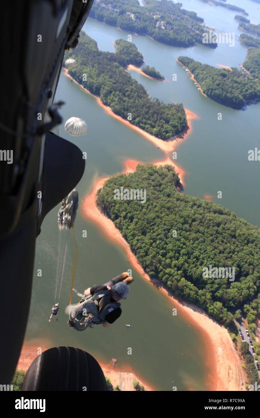 Paratroopers with the 5th Ranger Training Battalion (5th RTB), Camp ...