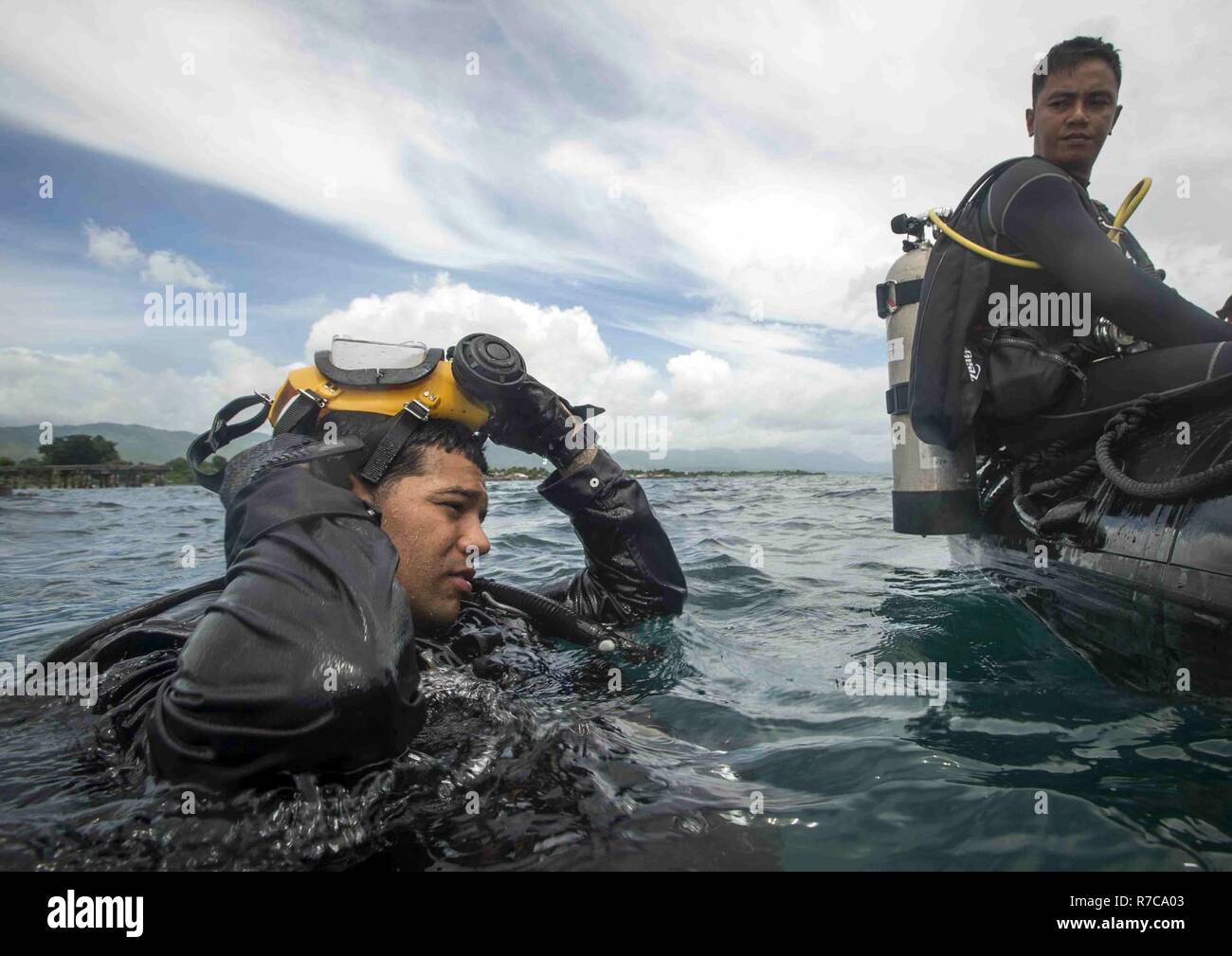U.S. Navy Utilitiesman 2nd Class Eric Martin, Underwater Construction ...