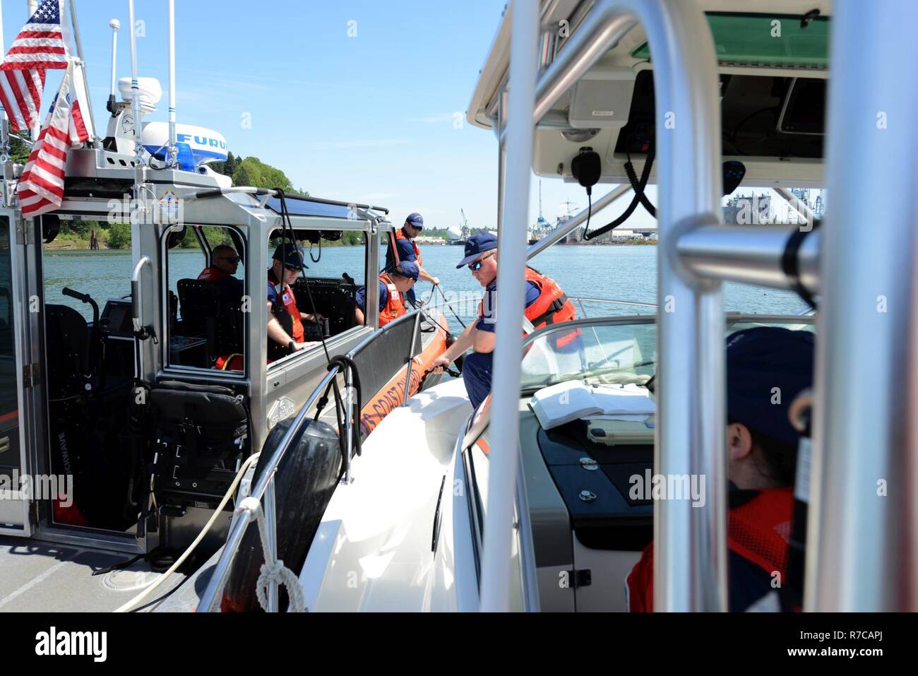 Coast guard 29 foot response boat small ii hi-res stock photography and ...