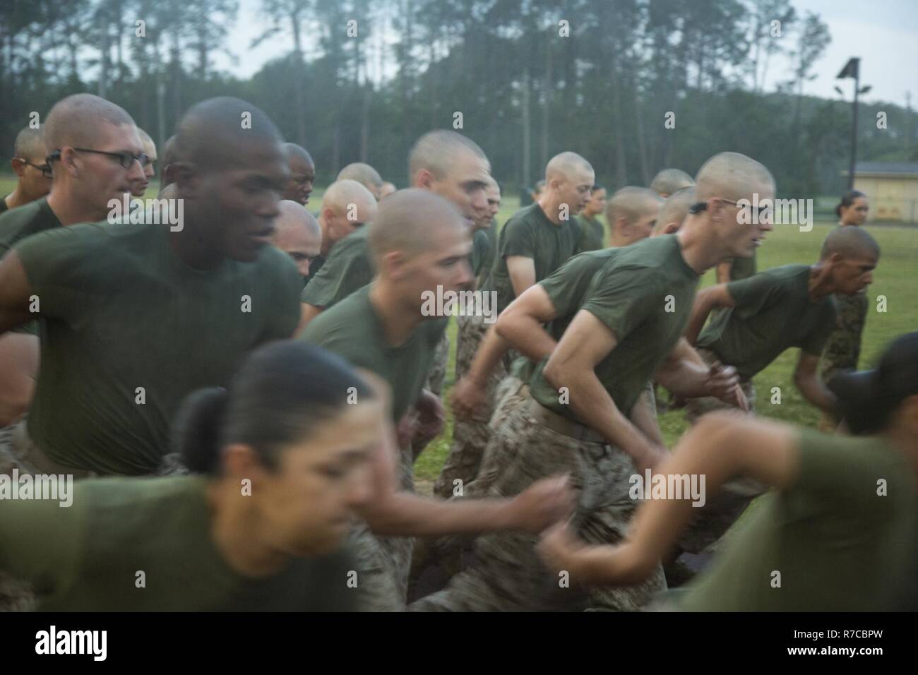 U.S. Marine Corps recruits with Oscar Company, 4th Recruit Training ...