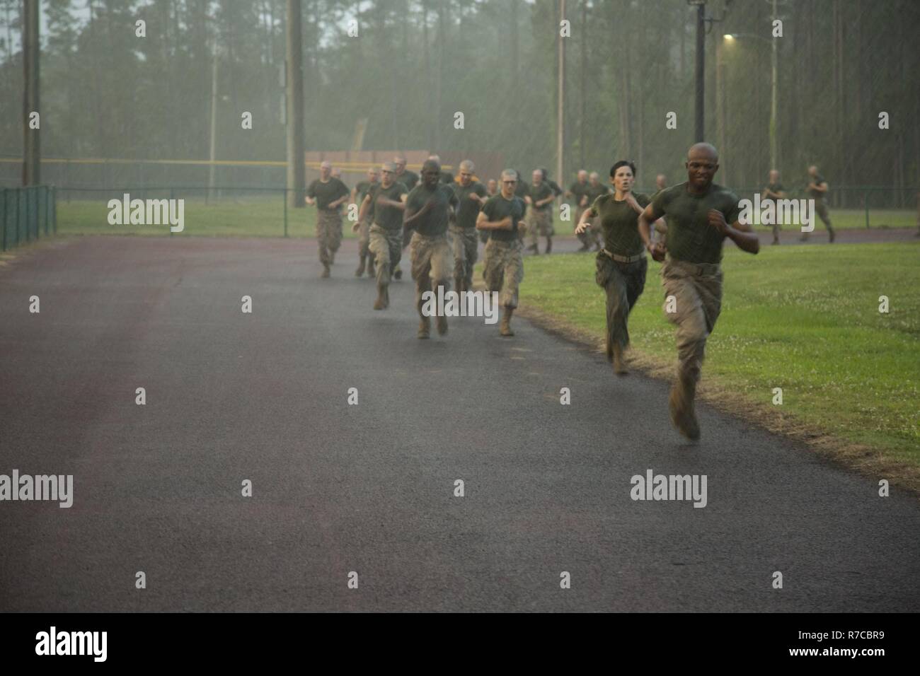 U.S. Marine Corps recruits with Oscar Company, 4th Recruit Training ...