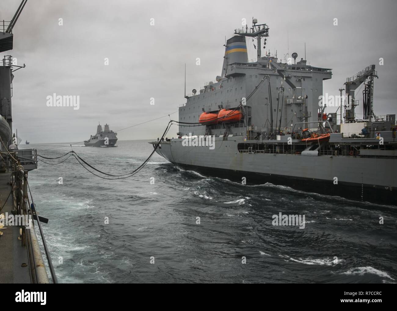 PACIFIC OCEAN – USNS Henry J. Kaiser (T-AO-187) replenishes with fuel ...