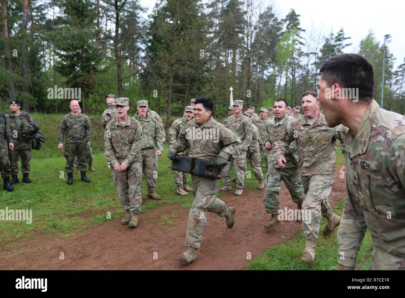 American soldiers techniques hi-res stock photography and images - Alamy