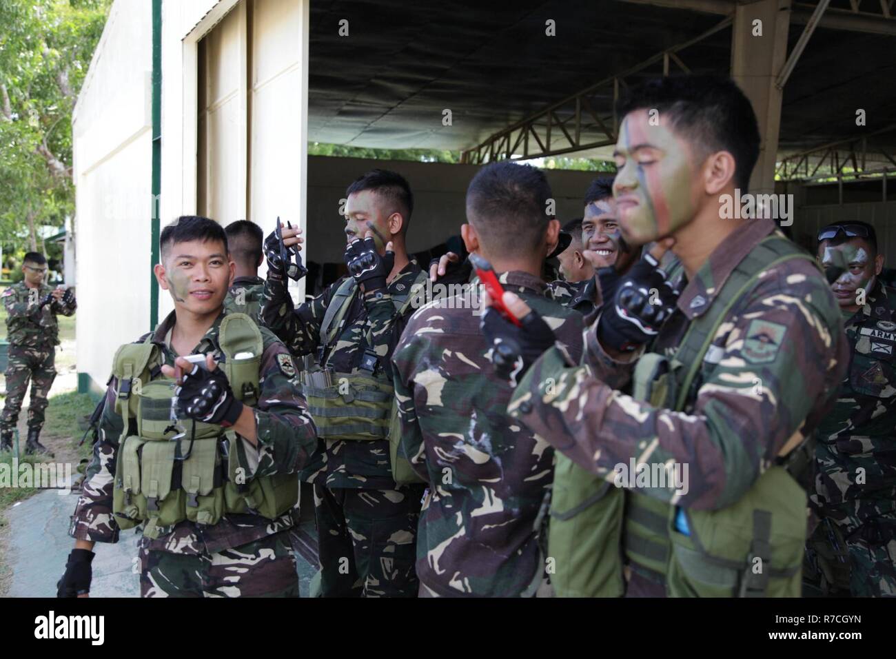Philippine Soldiers put on face paint before a hostage rescue scenario ...