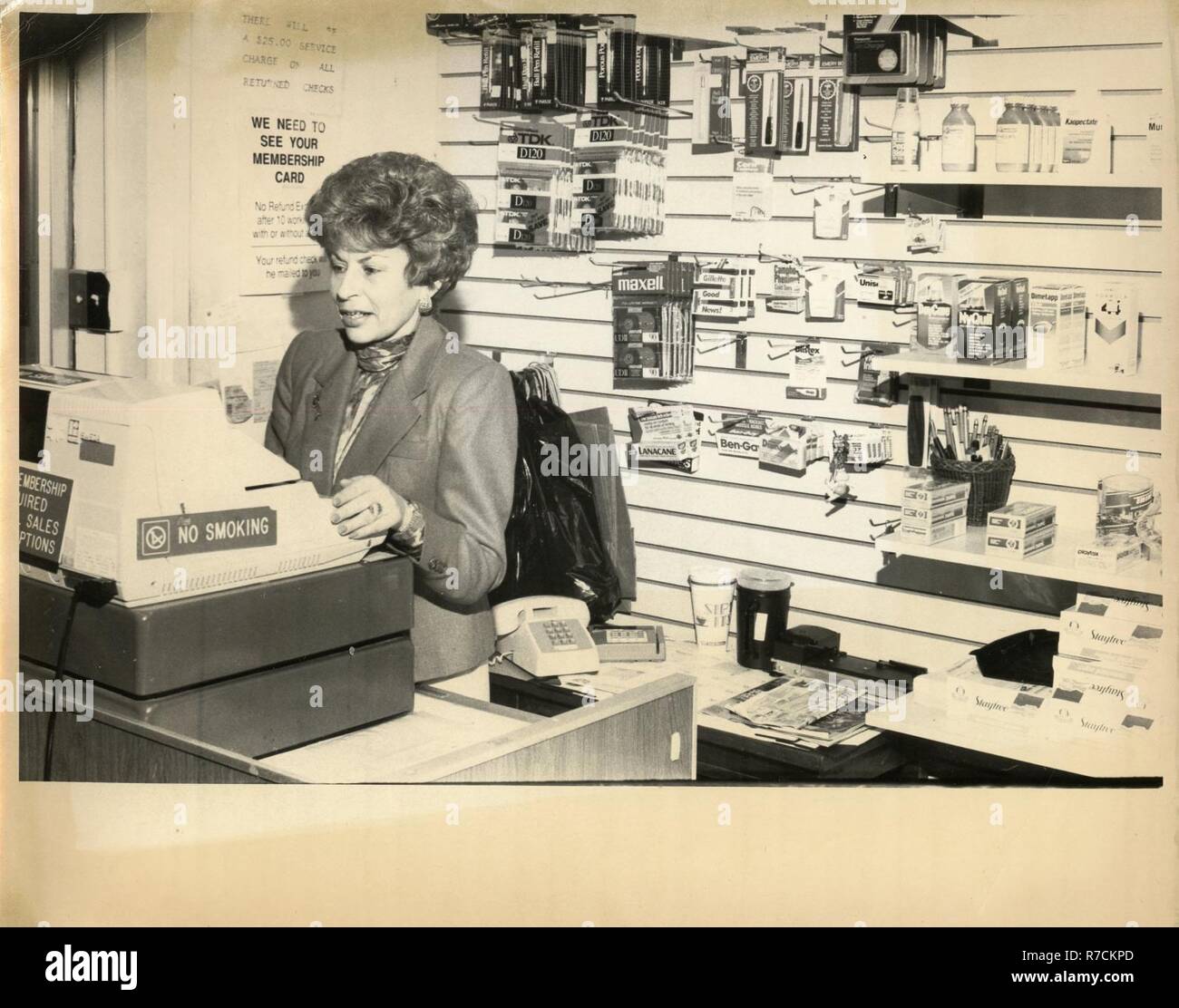 A WOMEN WORKING AT THE CASH REGISTER Stock Photo - Alamy