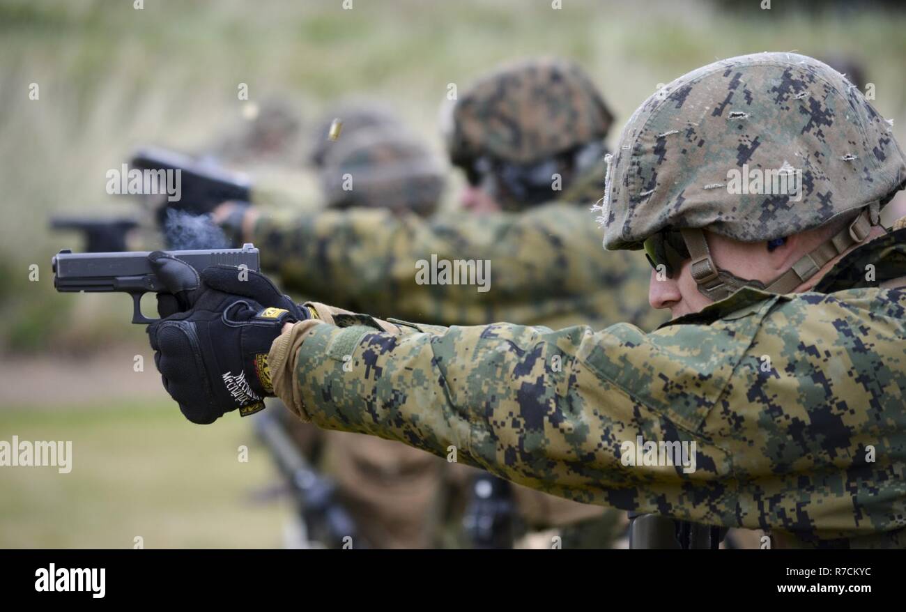 Glock 17 pistols hi-res stock photography and images - Alamy