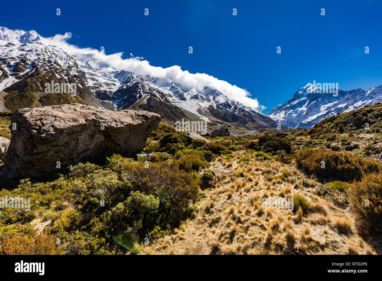 Mouintains in Hooker Valley Track in Aoraki National Park, New Zealand ...