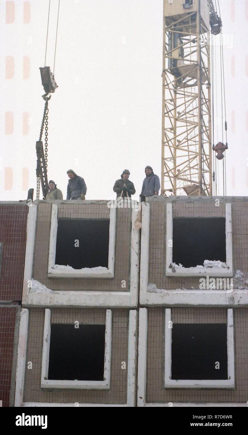 men ontop of building and working Stock Photo - Alamy
