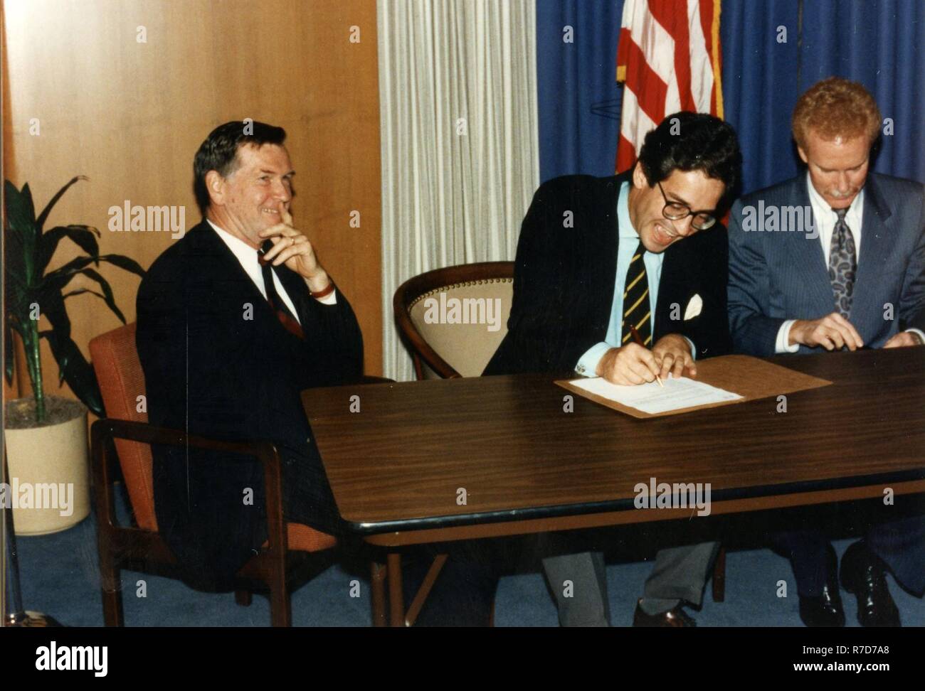 man signing papers Stock Photo - Alamy