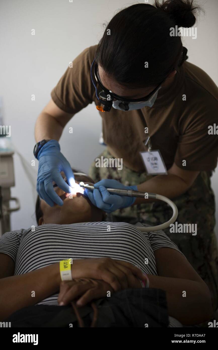 Dentist working on patients teeth hi-res stock photography and images ...
