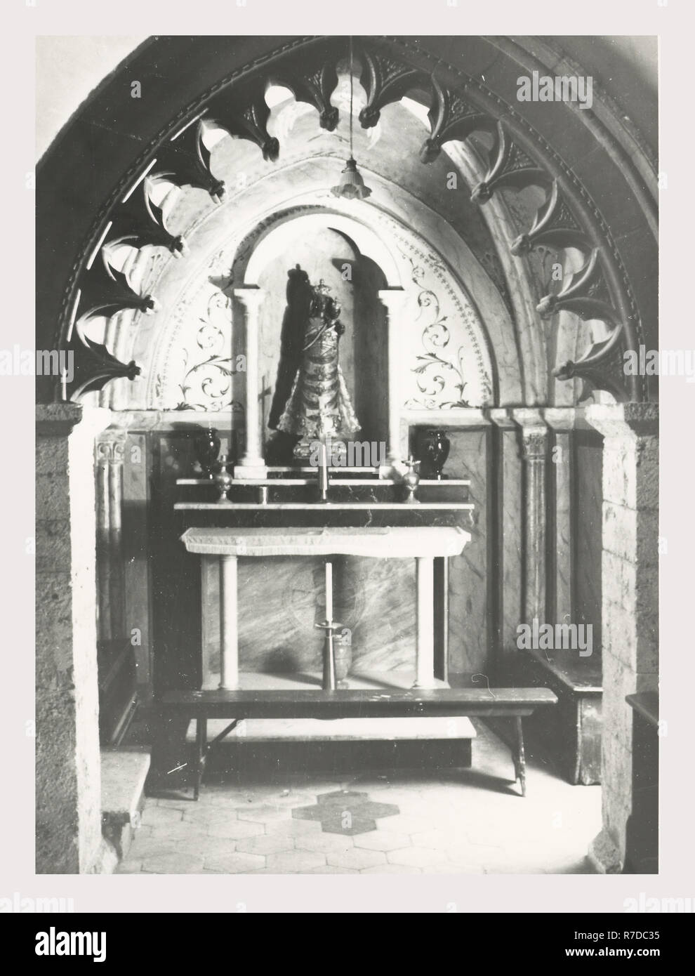 Main altar contains a statue hi-res stock photography and images - Alamy