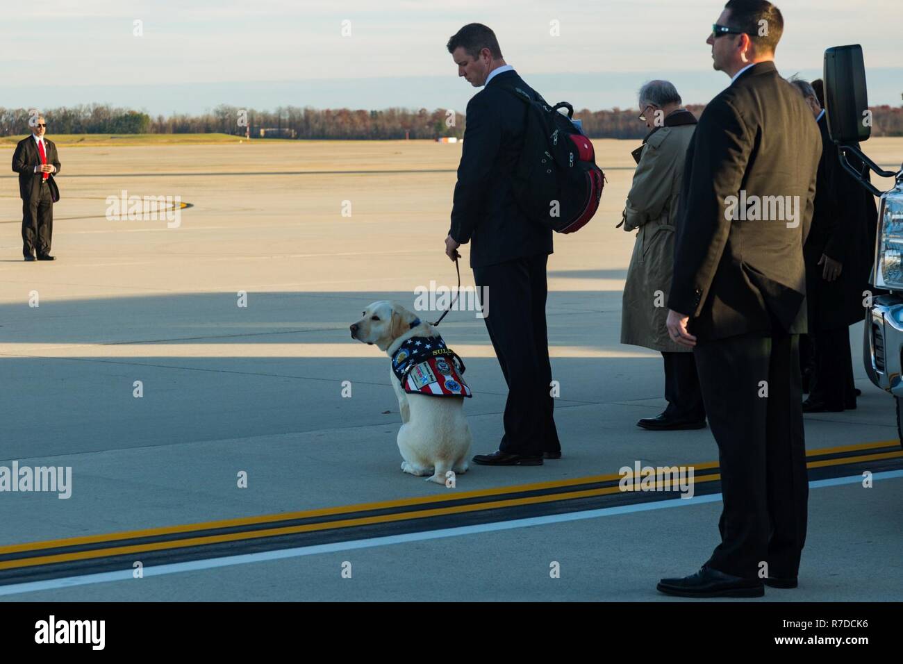 George h w bush and his dog sully hi-res stock photography and images ...