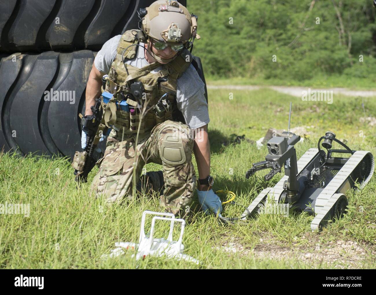 NAVAL BASE GUAM, (Dec 4, 2018) Chief Explosive Ordnance Disposal ...